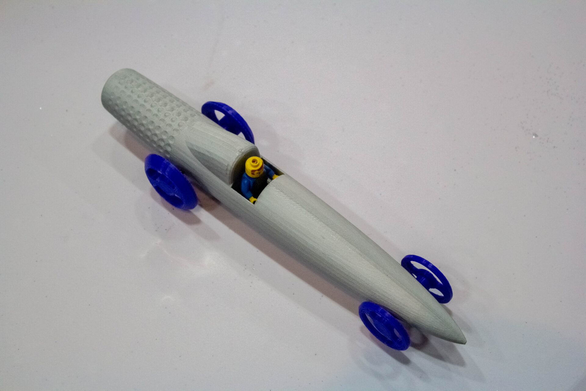 Technology 8 Students Race Co2 Dragsters